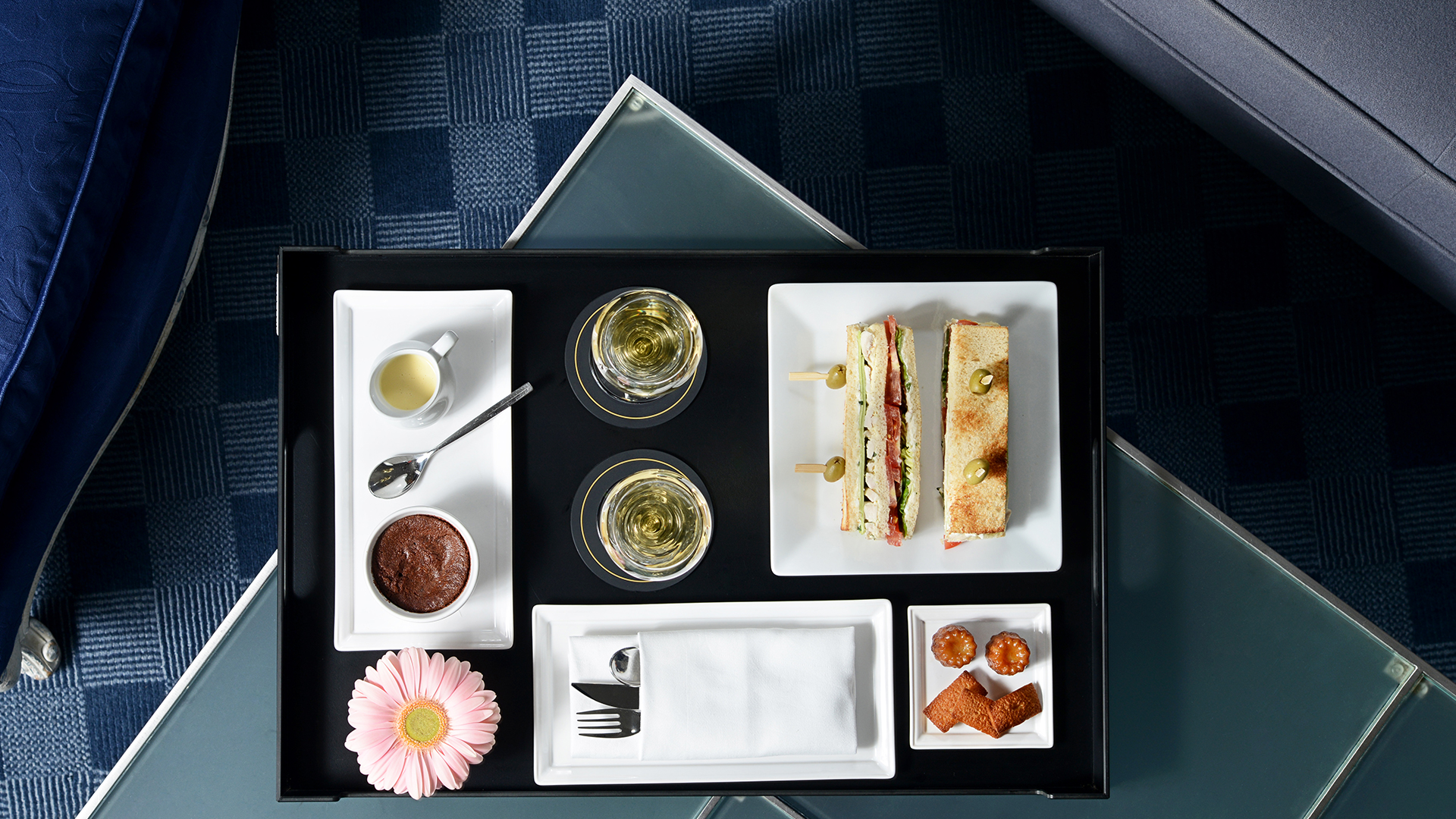 Room service - Le Royal Lyon MGallery - 5-star hotel